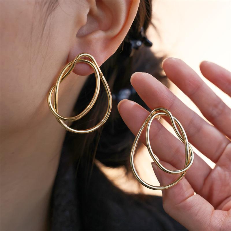 [ "・処理工芸: 電気メッキ", "・造型: 幾何型", "・カラー: 1対線条イヤリング", "・流行要素: 環形、線条", "・スタイル: 简约...