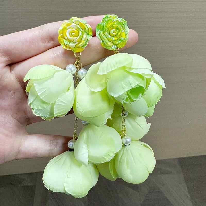 ・素材: アクリル・処理: 手工・造型: 花卉・カラー: 甜美山茶花流苏串珠花苞长款耳钉・スタイル: 甜美・スタイル分類: 清新甜美・製品カテゴリ: 耳饰・対象: 女式・流行要素分類: 植物花卉・流行要素: 山茶花