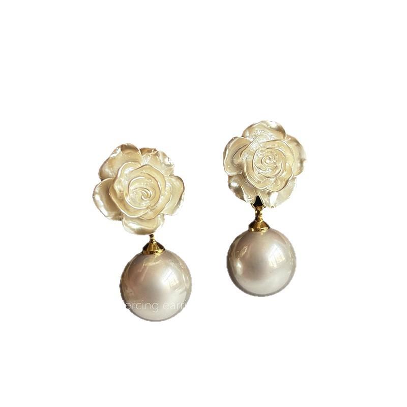 ・スタイル: 女式・造型: 花卉・処理工艺: 镶珍珠・色: 山茶花珍珠耳夹（送硅胶垫）, 山茶花珍珠耳针・流行元素: 山茶花・风格: 复古・款式类别: 蚊香盘耳夹・产品类别: 耳饰・适用人群: 女式・流行元素分类: 植物花卉