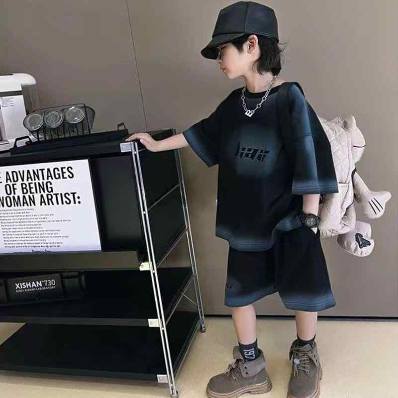 ・適用性別: 男・スタイル: スポーツ・セット内容: ズボンセット・セット数: 2点・袖丈: 半袖・パンツ丈: 五分丈・ハーフパンツ・生地加工: 柔らかい・厚さ: 普通・柄: 文字・素材: 化学繊維混紡・主な素材: ポリエステル85%・留め...