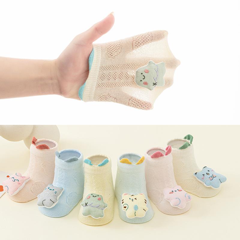 ・童袜材质: 精梳棉・适用性别: 中性/男女兼用・儿童袜类别: 地板袜・童袜工艺: 网眼・童袜功能: 通気・筒高: 短筒・かかと: 有り・足底: 無し・厚さ: 薄手・柄: 格子、カートゥーン・要素: 格子、カートゥーン、可愛い・主な生地の成...