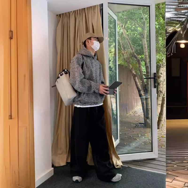 ・スタイル: 港風・款式: 套頭・領型: 無領・ネックライン: ラウンドネック・袖丈: 長袖・連帽: 連帽・厚さ: 普通・メイン素材: ポリエステル繊維・メイン素材の含有量: 96%以上・生地: ポリエステル繊維・シーン: 日常・柄: 無地...