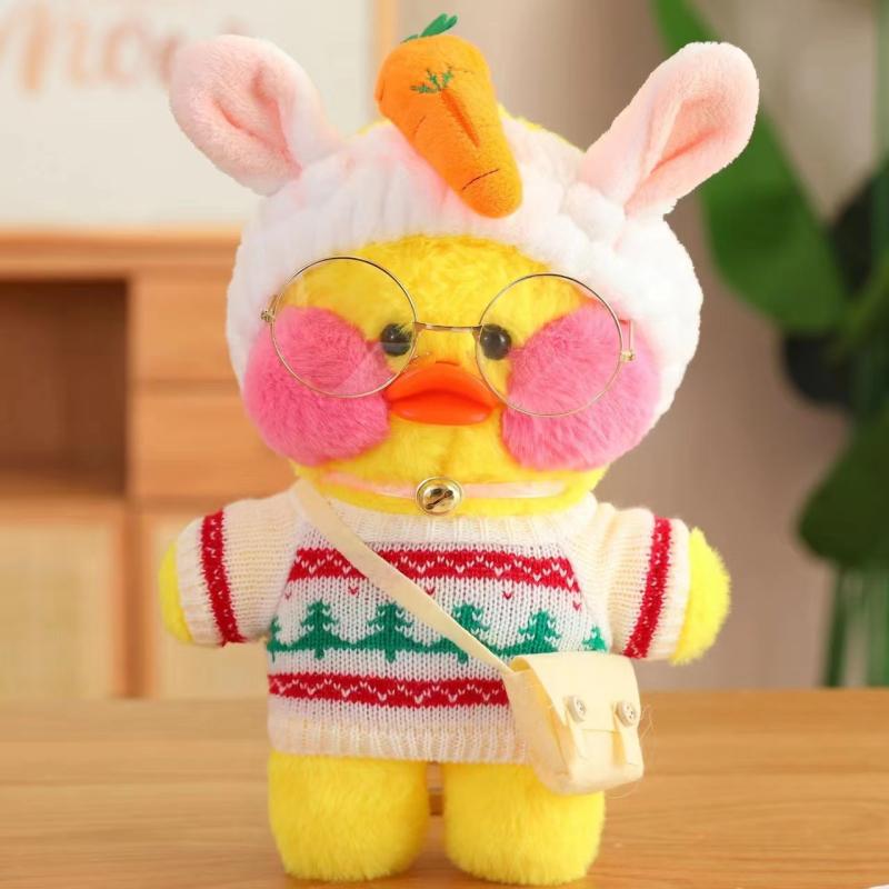 ・造型类别: 动物・动物分类: 鸭・填充材质: PP棉・毛绒分类: 短毛绒・造型: 卡通、动漫・颜色: 黄鸭蝴蝶结头巾灰衣棕包, 黄鸭胡萝卜头巾圣诞树毛衣, 粉鸭白爱心粉字母, 黄鸭黄头巾黄雨伞衣, 黄鸭藍开衫, 白鸭波点红衣米包, 粉鸭波...