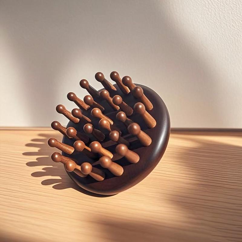 ・カテゴリ: 木梳、工艺梳、按摩梳、美发梳、卷发梳、保健梳、头皮梳、旅游梳、高档精品梳、实用品梳、清洁梳・素材: 檀木+楠竹・カラー: 指环插齿梳・サイズ: 10cm以下・対象: 普通人群