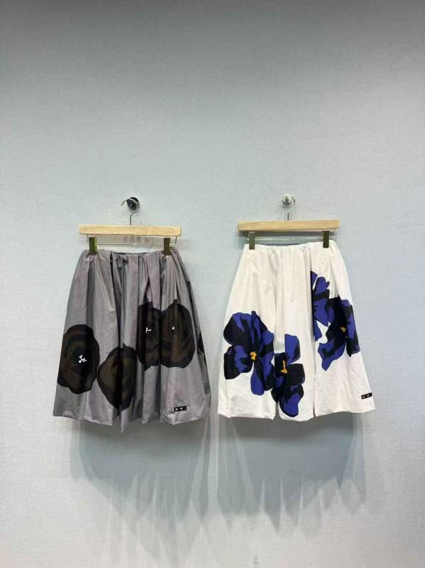 ・素材: 綿・スカートのタイプ: Aライン・スカート丈: ミモレ丈・柄: プリント・色: ホワイト、グレー・サイズ: S、M、L・スタイル: スウィート、ガーリー・主な素材の含有量: 95%以上・種類: スカート・対象: カジュアル