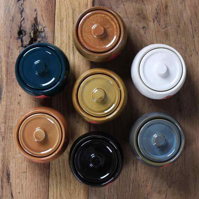 ・素材: 陶器・調味料の種類: 粘状・ロゴ印刷: 不可・特許: 無・仕様: 黒（丸蓋）, 黒（割れ蓋+スプーン）, 黄土色（丸蓋）, 黄土色（割れ蓋+スプーン）, 白（丸蓋）, 白（割れ蓋+スプーン）, 窯変黄（丸蓋）, 窯変黄（割れ蓋+ス...