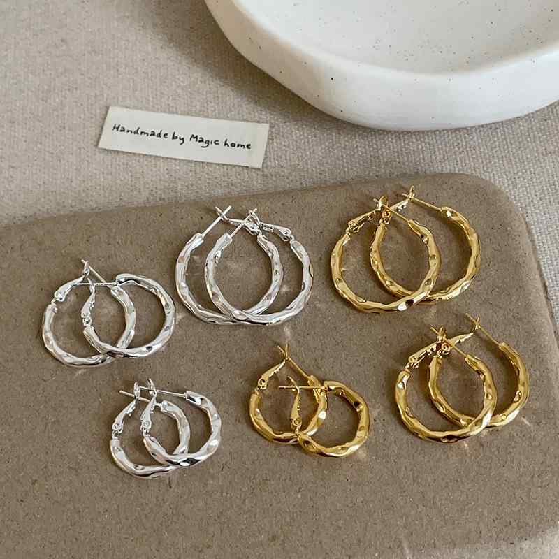 ・素材: 金属・造型: 幾何学型・処理: 電気メッキ・カラー: 小号金色, 中号金色, 大号金色, 小号銀色, 中号銀色, 大号銀色・スタイル: INS風・対象: 女性・製品カテゴリ: イヤリング