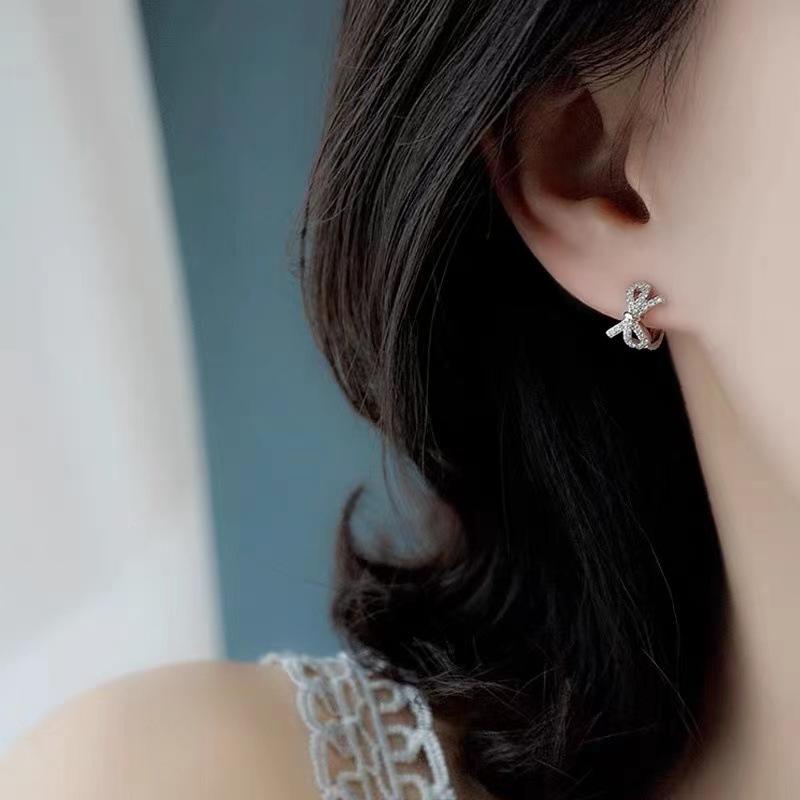 ・スタイル: 女式・造型: 蝶結び・処理工芸: 镶钻・色: 蝶結び円形イヤリング（ペア）・流行要素: 蝶結び・スタイル: 高級感、ファッション通勤・製品カテゴリ: イヤリング・対象者: 女式・流行要素分類: 形状/模様