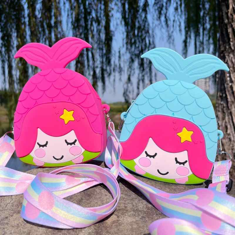 ・素材: シリコン・柄: キャラクター・流行の要素: 配色, 縫い合わせ, エンボス・スタイル: 海外トレンド・対象性別: 女性・裏地の質感: 裏地なし・財布の折りたたみ数: 1つ折り・カラー: 青, 赤, ピンク, 紫・機能: 防水, 摩...