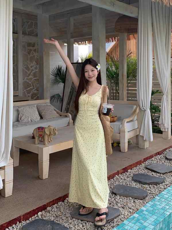 ・スタイル: 通勤風・主な素材: 涤纶（聚酯纤维）30%以下・柄: 碎花・デザイン: 吊带款・組み合わせ: 単品・スカート丈: 中長丈・スカート形状: 包臀裙・ネックライン: Vネック・袖丈: ノースリーブ・ウエスト位置: ミッドライズ・カ...