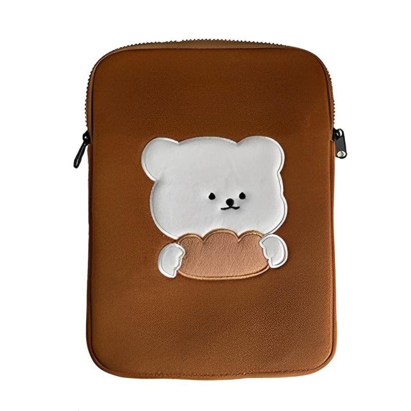 88flix パソコンケース 韓国 PCケース くま クマ かわいい【商品】韓国パソコンケース15インチ用【サイズ】約)縦28cm×横39cm×幅2cm 0.25キロケース本体のくまがとってもかわいくて目をひきます内側はクッション性のある素...