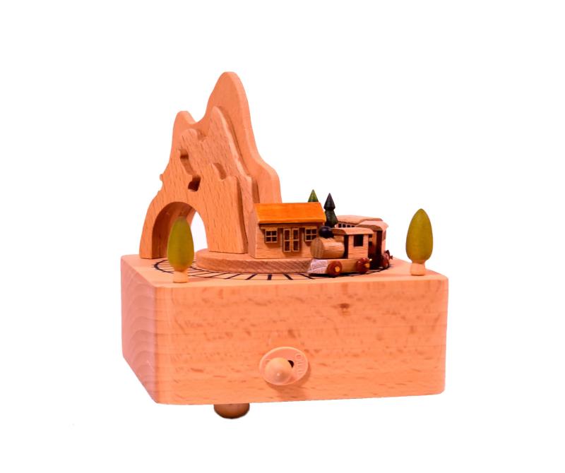 オルゴール 木製 (ブナ材) プレゼント 贈り物 可愛い 走る汽車 楽しい 癒しのメロディー材質：ブナの木 サイズ：幅11cm、奥行11cm、高さ13cm 重量：310g 動力 : ゼンマイ