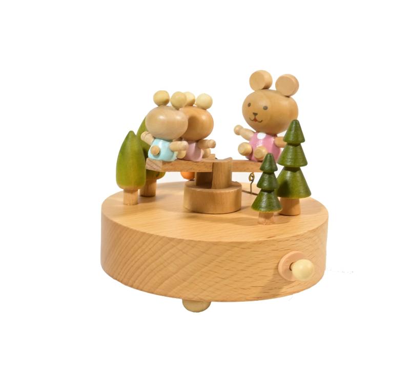 オルゴール 木製 (ブナ材) プレゼント 贈り物 可愛い シーソークマ 楽しい 癒しのメロディー材質：ブナの木 サイズ：直径11cm、高さ11cm 重量：198g 動力 : ゼンマイ