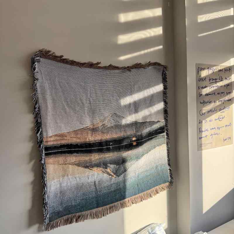 日の出に映る富士山 タペストリー, 抽象的な風景柄, フリンジ装飾付き, 壁掛けインテリア, リビングルーム寝室用，90X90cm日の出に映る富士山のグラデーションが織りなす抽象的なアートデザインで、モダンでスタイリッシュな雰囲気を演出高品...