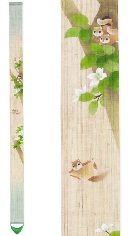 細タペストリー『モモンガ』 麻100％ 手染め インテリア タペストリー 壁掛けサイズ：約10×170cm（重り除く）材質：麻100％、棒：白樺 / 企画・デザイン：日本、生産：中国壁取り付け用ネジは付属しておりません。/トムソン箱（白）入...