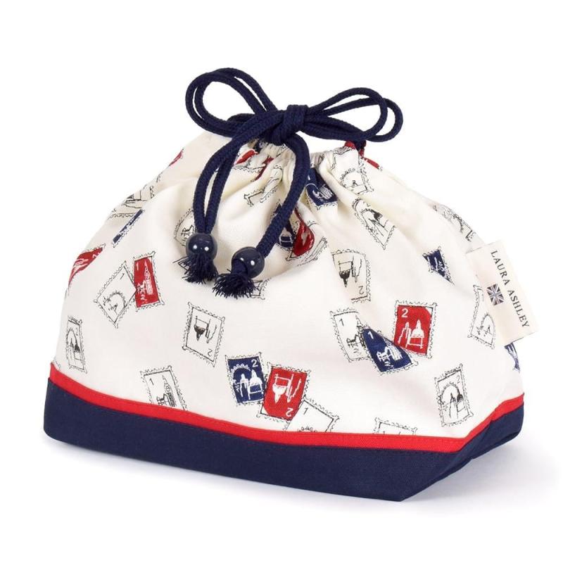 LAURA ASHLEY/COLORFUL CANDY STYLE 巾着 中 マチ有りお弁当袋 男の子 子供 おしゃれ マチ付き かわいい Stamps (Ivory) N3486600-NVL2512 ポケットティッシュポーチ付きランチボ...