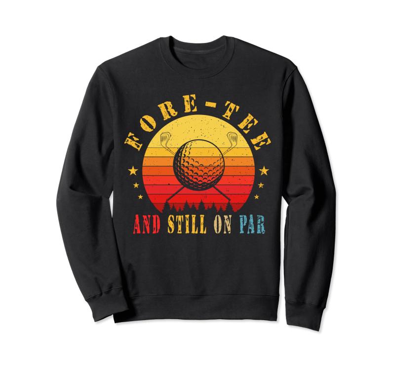 Funny Golf 40Th Birthday Retro Fore-tee And Still On Par トレーナーゴルフボールを演奏するゴルファーのシルエットと、レトロな夕日と同等の面白い引用を特徴とするこのフォア ティー ゴルフ...