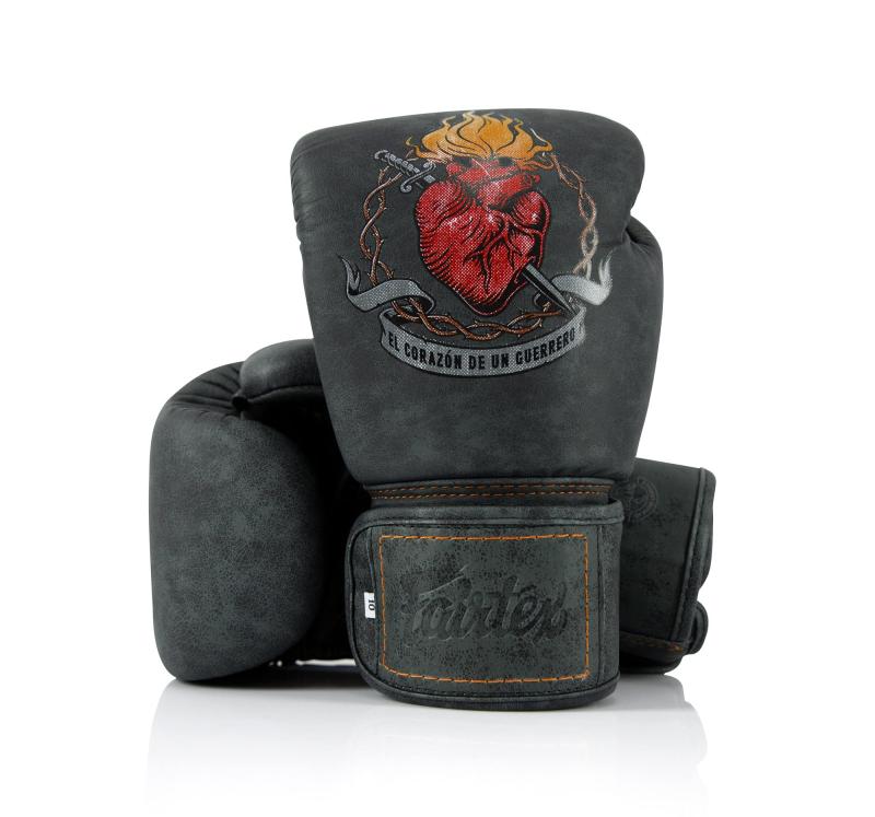 Fairtex Heart of a Warrior ボクシンググローブ フェアテックス ムエタイグローブ Syntekレザー製 ベルクロリストストラップ 多層フォーム Tom Atencioコラボレーション 総合格闘技 キックボクシングプ...