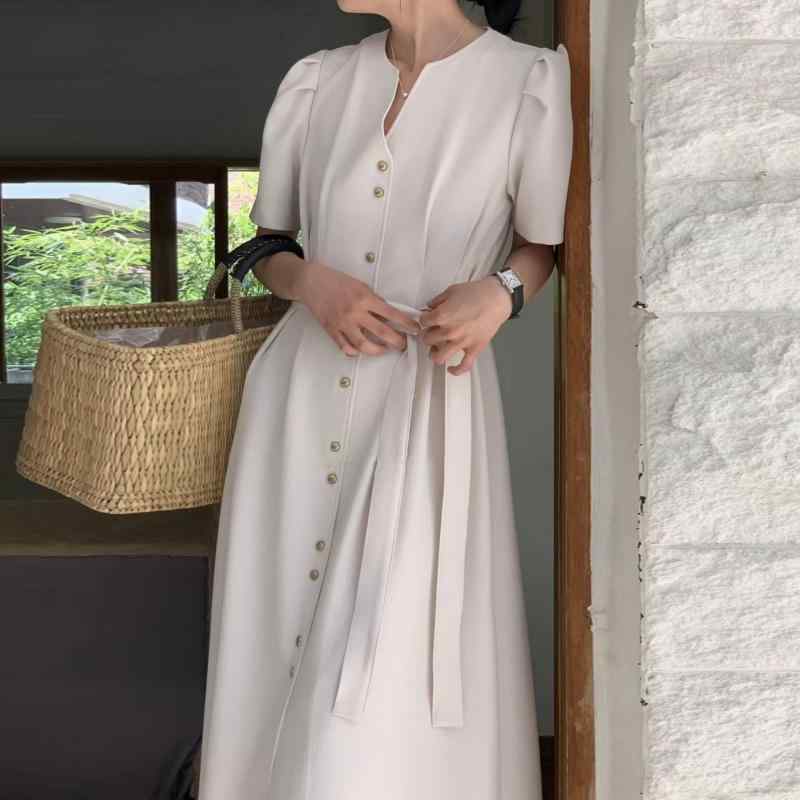 ・图案: 纯色・款式: 套头・组合形式: 单件・裙长: 长裙・裙型: A字裙・领型: V字领・袖型: 泡泡袖・袖长: 短袖・腰型: 中腰・主面料成分: 聚酯纤维（涤纶）・颜色: 黒色, 杏色・尺码: S, M・风格类型: 文艺复古・门襟: ...