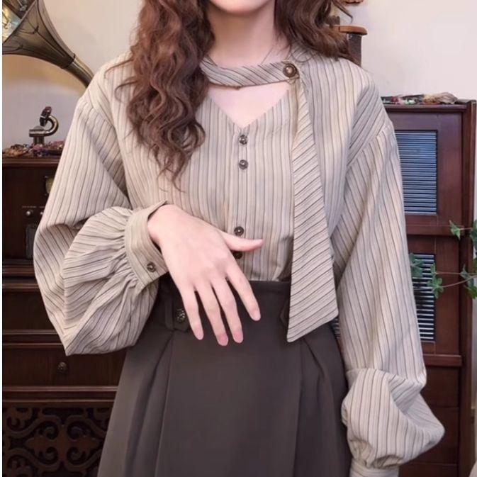・カテゴリ: シャツ・スタイル: 簡約風・主な素材: ポリエステル・柄: 条紋・袖丈: 長袖・フィット: ゆったり・着丈: 普通・ネックライン: Vネック・袖型: 普通・人気要素: ボタン・カラー展開: ブラウン条紋・サイズ展開: S、M、...