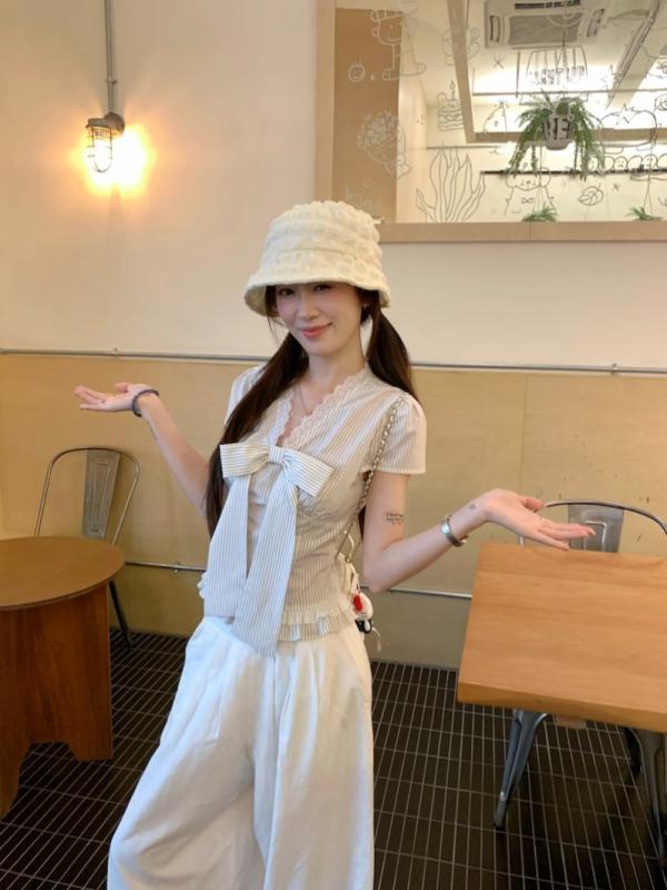 ・スタイル: 日韓カジュアル、韓系・主な素材: その他95%以上・袖丈: 短袖・袖型: 通常袖・ネックライン: Vネック・柄: リボン、ストライプ・フィット: スリムフィット・衣丈: 普通(50cm超65cm以下)・カラー展開: ホワイトス...