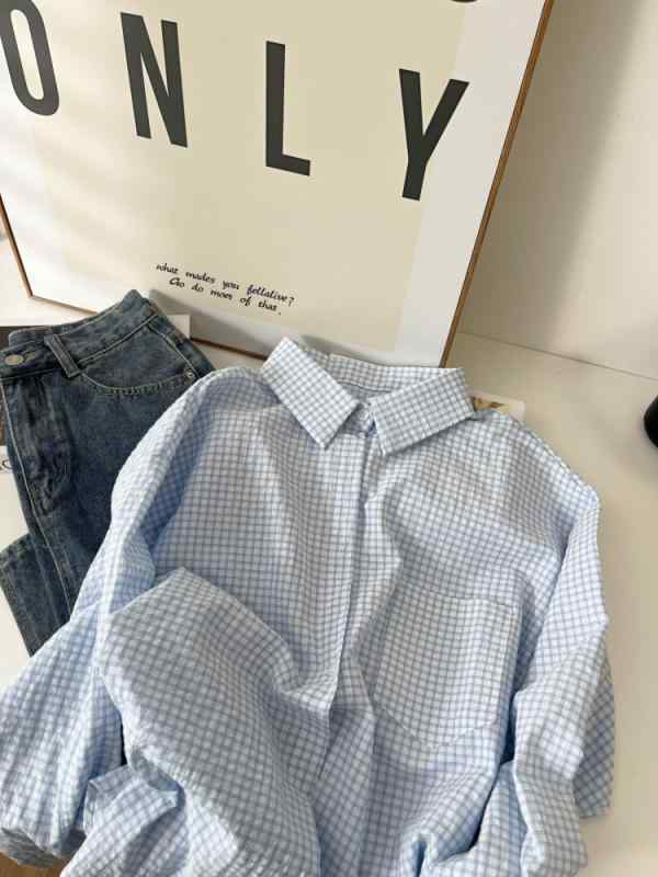 ・主な素材: ポリエステル70-80%・柄: 条紋/格子・スタイル: 開衫・袖丈: 長袖・版型: 直筒型・衣長: 普通款・ネックライン: POLO領・袖型: 常规袖・カラー展開: 黄格、藍格、灰格・サイズ展開: 均码・スタイル: 休闲風・襟...