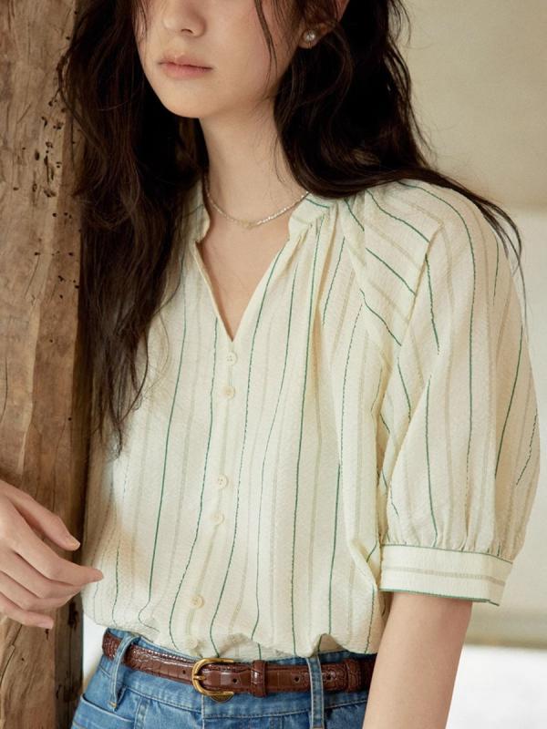 ・カテゴリ: シャツ・スタイル: 簡約風・主な素材: 綿30-50%、ポリエステル30-50%・袖丈: 短袖・柄: 条紋・版型: ゆったり・衣長: 普通・ネックライン: Vネック・袖型: 普通袖・カラー展開: 米底緑条紋・サイズ展開: S、...