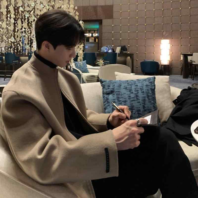 ・カテゴリ: ジャケット・スタイル: 韓国版・ネックライン: スタンドカラー・フィット: ルーズフィット・フロント: ジップアップ・フード: フードなし・厚み: 普通・柄: 無地・素材名: ウール調・主素材: ポリエステル95.5%・裏地素...