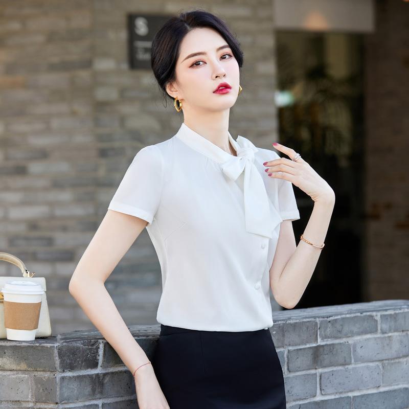 ・カテゴリ: シャツ・スタイル: 通勤風・主な素材: ポリエステル30-50%・柄: 無地・ネックライン: スタンドカラー・袖丈: 短袖・袖型: 標準袖・デザイン要素: リボン・フィット: スリムフィット・カラー展開: ホワイト、ブルー・サ...