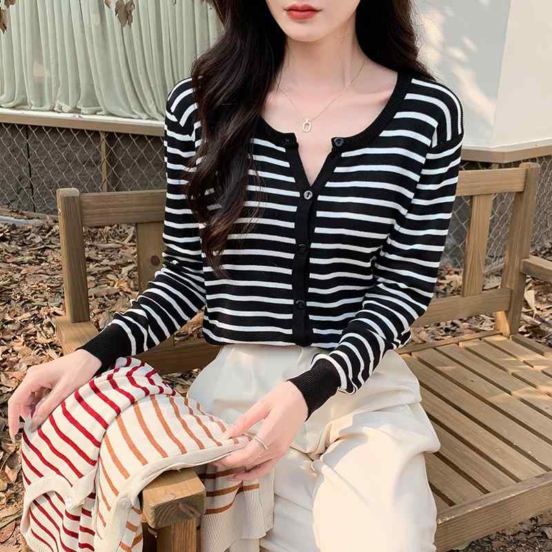 ・カテゴリ: Tシャツ・スタイル: 休闲・主な素材: 粘胶纤维・柄: 条纹/格子・袖丈: 長袖・プリント: 印花・フィット: 修身型・衣長: 短款(40cm<衣長≤50cm)・ネックライン: V字領・袖型: 常规袖・カラー展開: 黒条...