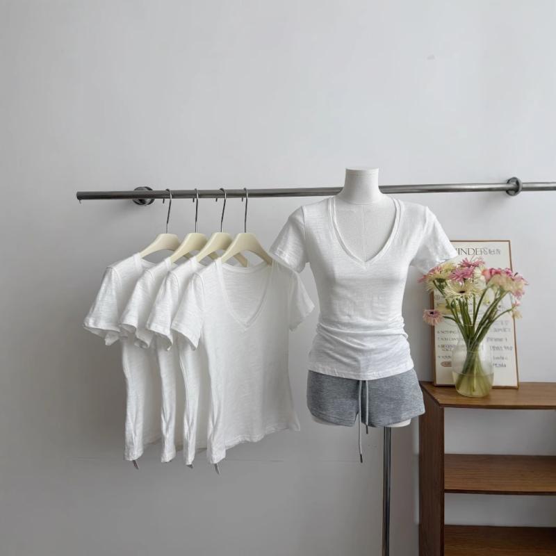 ・カテゴリ: Tシャツ・スタイル: 甘美風・主な素材: 綿30-50%・袖丈: 短袖・柄: 無地・ネックライン: Vネック・衣丈: 普通・カラー展開: 白色・サイズ展開: M