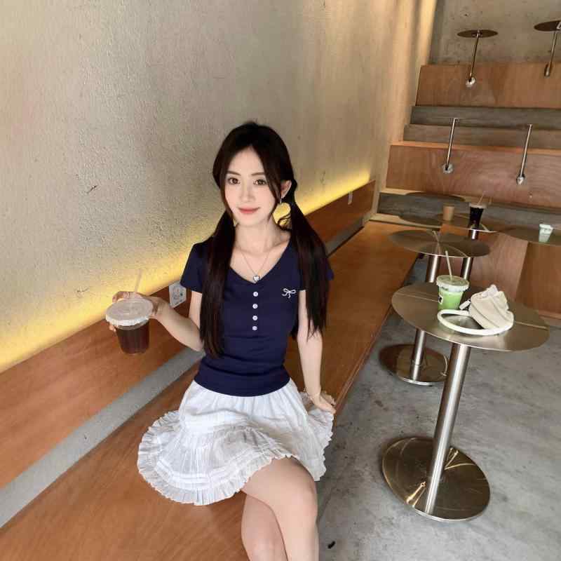 ・カテゴリ: Tシャツ・スタイル: 通勤風・主な素材: ポリエステル90-95%、スパンデックス30%以下・柄: 蝶結び・ネックライン: Vネック・袖丈: 短袖・袖型: 普通袖・流行要素: ボタン・フィット: スリムフィット・衣丈: 普通(...