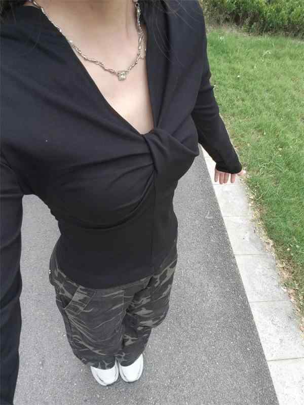 ・カテゴリ: Tシャツ・スタイル: 少女風・主な素材: ポリエステル90%以上・袖丈: 長袖・袖型: 通常袖・ネックライン: Vネック・柄: 無地・カラー展開: ブラック・サイズ展開: S、M、L、XL