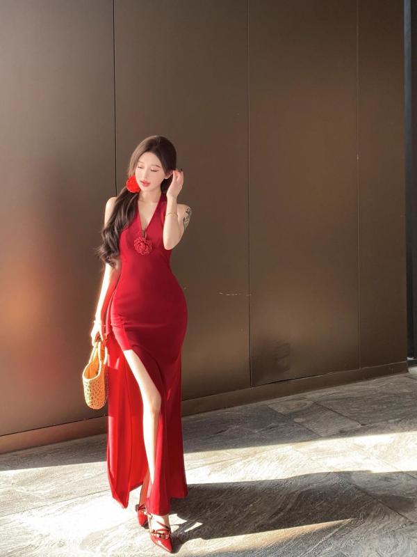 ・カテゴリ: 連衣裙・スタイル: 甜辣风・柄: 花朵・主な素材: 涤纶90%（含）-95%（不含）・ネックライン: 挂脖领・袖丈: 無袖・腰型: 高腰・スカート丈: 長裙・スカート型: 包臀裙・流行要素: 開叉、露背・カラー展開: 赤、黒・...