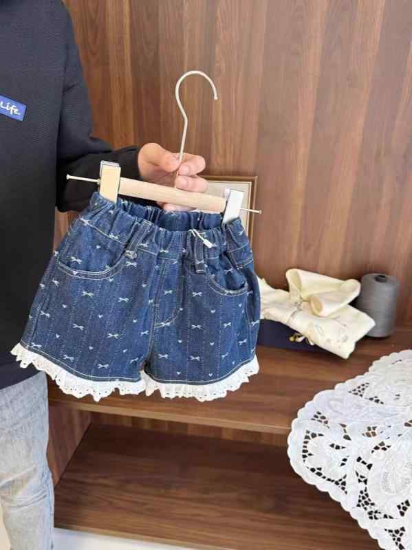 ・カテゴリ: 牛仔短裤・スタイル: 韓国風・主な素材: 牛仔95%以上・柄: 花朵・カラー展開: ブルー・対象性別: 女・対象年齢: 中小童(3~8歳)・身長展開: 100cm、110cm、120cm、130cm・パンツ丈: ショート・ウエ...