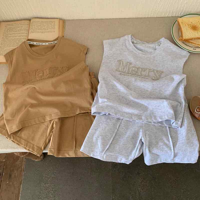 ・カテゴリ: 童セット・スタイル: 韓国風・セット内容: トップスとボトムス・対象年齢: 3〜8歳・主な素材: 綿95%・袖丈: ノースリーブ・フード: なし・ボトムス丈: ショートパンツ・生地加工: 柔軟加工・厚み: 薄手・柄: 無地、カ...