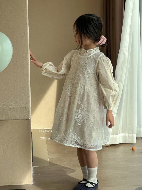 ・カテゴリ: 童用連衣裙・柄: 花朵・主な素材: 綿95%・袖丈: 長袖・スタイル: プリンセススカート・カラー展開: 黄色小花・サイズ展開: 90、100、110、120、130、140・対象年齢: 3〜8歳