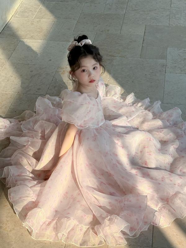 ・カテゴリ: 童スカート・スタイル: プリンセス・主な素材: ポリエステル95%・柄: 花柄・袖丈: 短袖・スカート形状: フリルスカート・カラー展開: ピンク・サイズ展開: 90、100、110、120、130、140、150・対象年齢:...