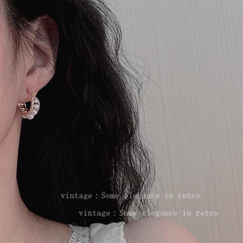・形状: 幾何型・加工: 電镀・カラー展開: 金色、珍珠・流行要素: 珍珠・スタイル: ヘプバーン風、文学的レトロ・カテゴリ: イヤーアクセサリー・対象: 女性用