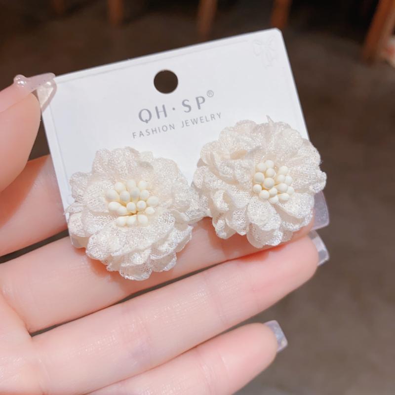 ・加工方法: 電鍍・形状: 花卉・流行要素: 花朵・スタイル: ファッションOL・スタイル分類: ファッション通勤・製品カテゴリ: イヤーアクセサリー・対象: 女性用・流行要素分類: 植物花卉・耳針素材: 14k金・カラー展開: 布芸花朵耳釘