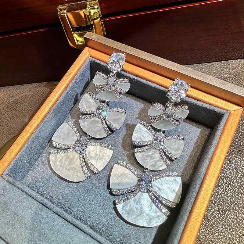 ・カテゴリ: イヤーアクセサリー・スタイル: 優雅、ファッション通勤・主な素材: 銅・形状: 動物・干支・加工: 電着メッキ・カラー展開: 蝶結びダイヤ・流行要素: 花、植物花卉