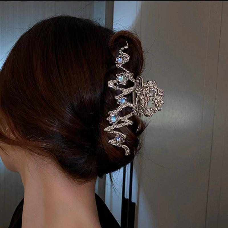 ・カテゴリ: ヘアアクセサリー・スタイル: 個性的・主な素材: 金属・仕上げ: 電着メッキ・種類: バナナクリップ・カラー展開: シルバー・デザイン要素: 楕円形