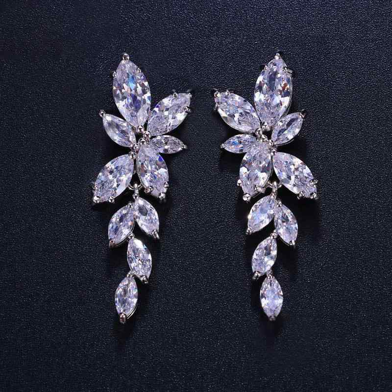・カテゴリ: 耳飾・スタイル: ファッション通勤・主な素材: 金属・加工: 電鍍・形状: 葉っぱ・カラー展開: 白金白ダイヤ、玫瑰金白ダイヤ、18K本金白ダイヤ、ブルーダイヤ、グリーンダイヤ、レッドダイヤ、白色イヤークリップ・流行要素: 円...
