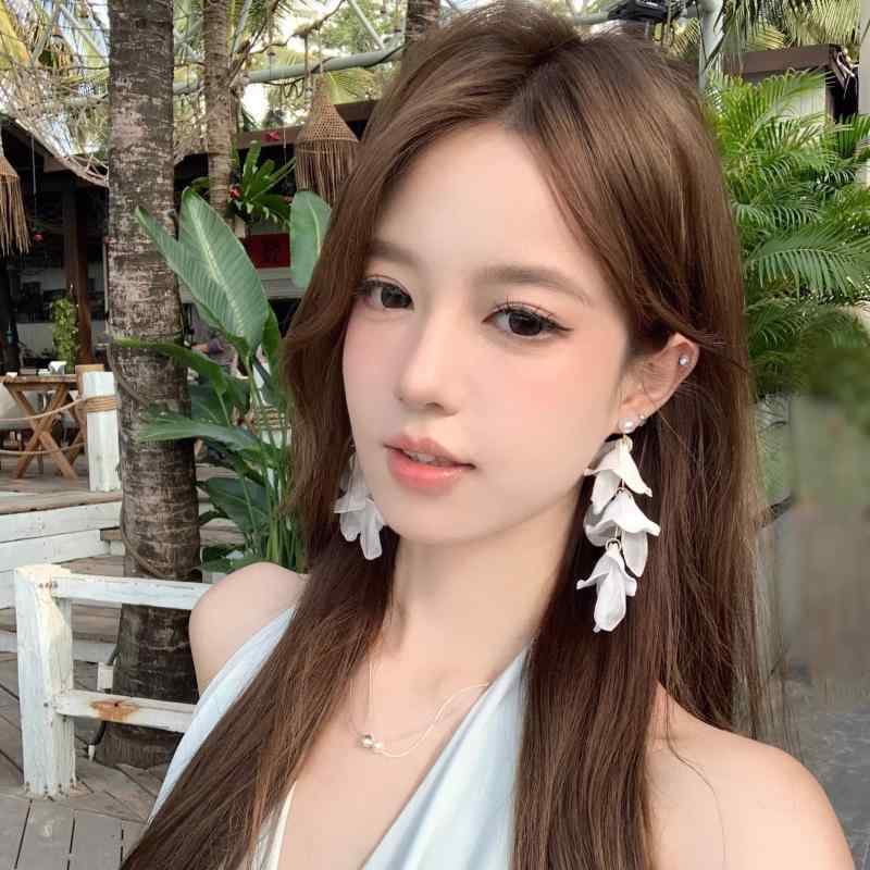・カテゴリ: イヤーアクセサリー・スタイル: 復古・主な素材: 真珠・デザイン: 幾何型、花朵・カラー展開: ホワイト、ピンク、ブルー・真珠直径: 3mm未満・対象: 女性用