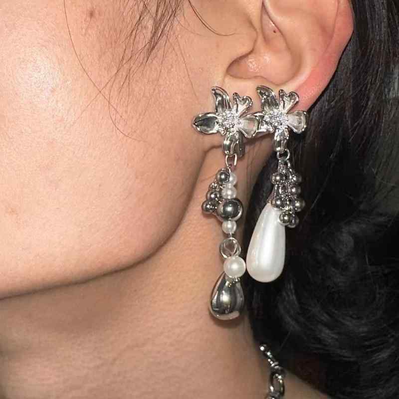 ・商品カテゴリ: 耳飾・対象: 女式・主な素材: 混合素材・加工: 镶钻・形状: 水滴形・スタイル: ネット有名人風・スタイル分類: 個性風潮・流行要素: 百合、玫瑰花、山茶花・流行要素分類: 植物花卉