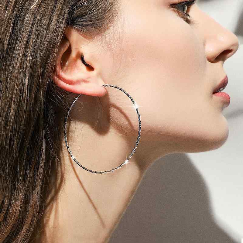 ・形状: 幾何型・加工: 抛光・流行要素: 円形・スタイル: 簡約・スタイル分類: ファッショントゥインユース・カテゴリ: イヤーアクセサリー・対象: 女性用・サイズ展開: 3.5cm、4cm、4.5cm、5cm、5.5cm、6cm・素材:...