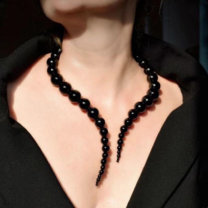 ・スタイル: 欧美・スタイル分類: 個性風潮・製品カテゴリ: 項飾・チェーンスタイル: 鎖骨チェーン・レイヤー: 単層・ペンダント素材: 合金・カラー展開: 黒、白色・流行要素: 節慶要素