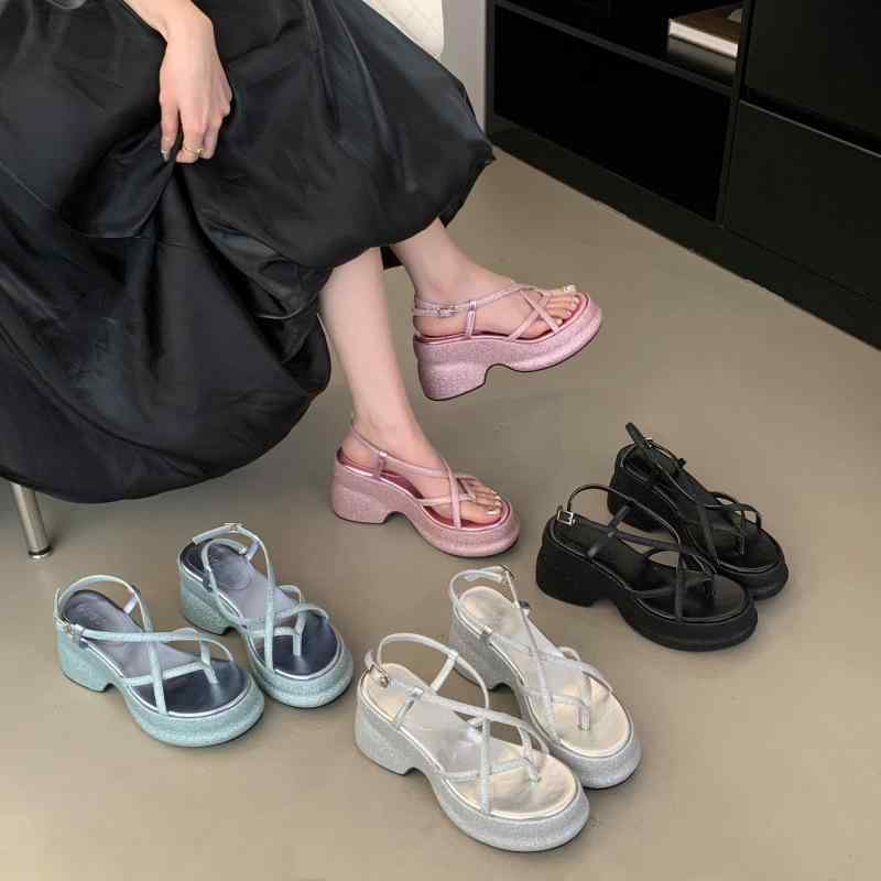 ・カテゴリ: 一字带凉鞋・スタイル: 甜美学院・主な素材: PU・内里: PU・靴底: 橡胶・つま先形状: 扁头・カラー展開: 銀色、黒、ピンク、青・サイズ展開: 35、36、37、38、39・着用方法: 搭扣