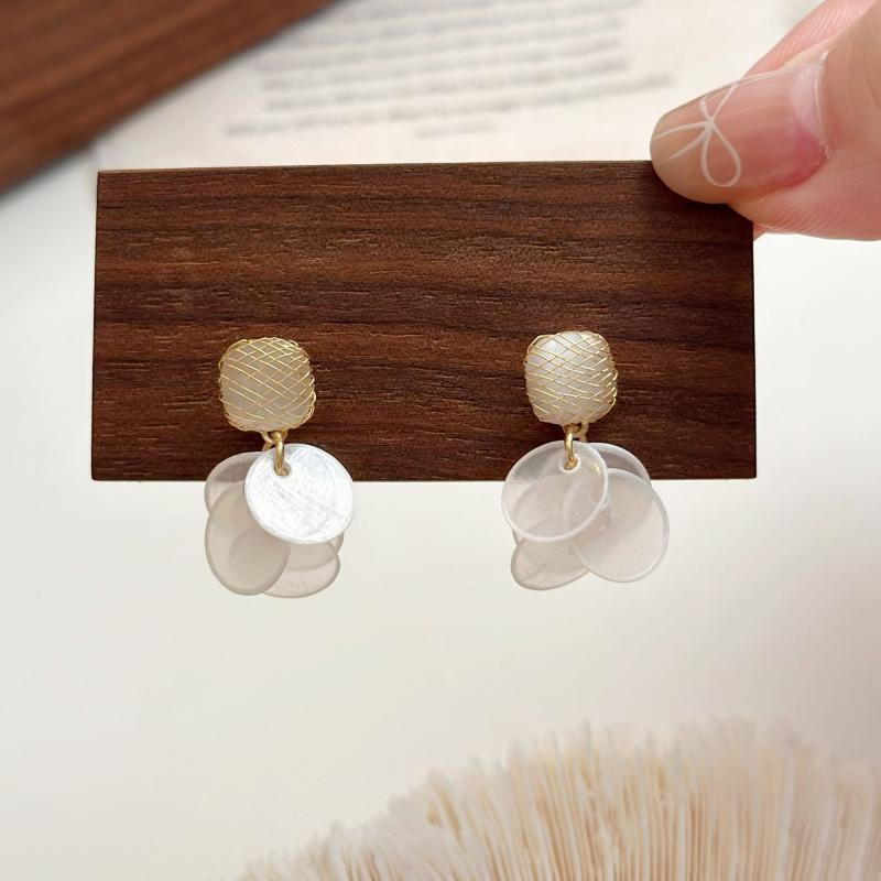 ・製品カテゴリ: 耳飾・スタイル: ファッションOL・スタイル分類: ファッション通勤・形状: 幾何型・人気要素: 円形・人気要素分類: 幾何・素材: 貝殻・処理技法: メッキ・カラー展開: シルバーネックル-ホワイト・対象: 女性