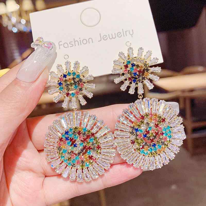 ・カテゴリ: 耳飾・スタイル: 個性風潮・主な素材: 金属・形状: 幾何型・装飾: ジルコン・流行要素: 貝殻、月亮、満天星、流星雨、浪花、水流・対象: 女性